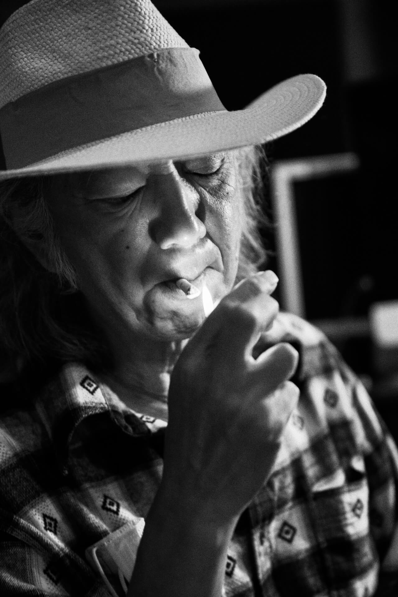 Char自身が身に着けるアイテムへのこだわりや、表現者がオリジナリティを形成していく過程などについて話を聞いた。ギタリスト・Char ...